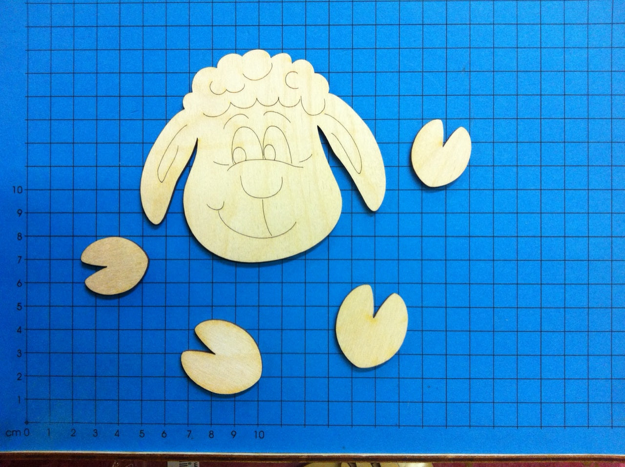 Bastelideen für Ostern, Schaf aus Holz, Kantenhocker Schaf – Petras ...